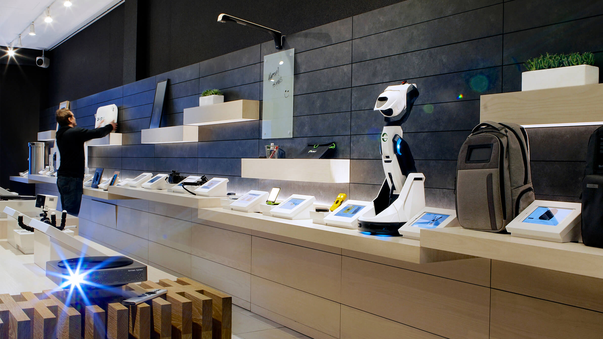 Tech retailer to help other startups open stores | ICSC